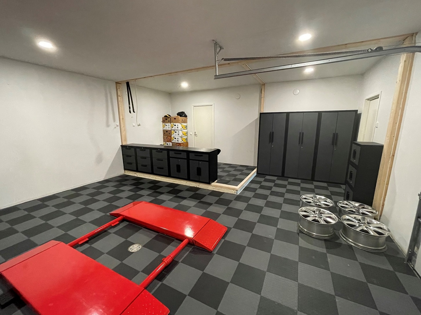 MH kiinteistömatot - Legend - coin mat garage flooring tile Muovihaka